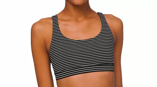 Lululemon Energy Bra zuri-beltzean jantzita dagoen emakumea