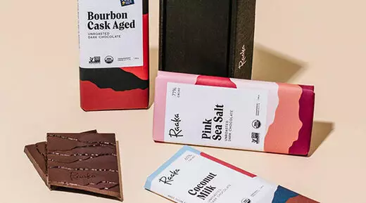 Caixa de regal Trio de best-sellers de xocolata Raaka sobre fons beix