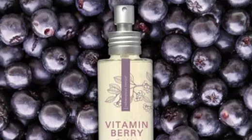 Vitamin Berry Facial Tonic ntawm berries