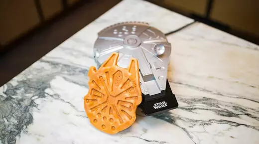 Ang Deluxe Millennium Falcon Waffle Maker ug waffle sa usa ka isla sa kusina