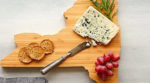 Wood State Cheese Board nga porma sama sa usa ka estado sa usa ka counter nga adunay pagkaon nga gihan-ay sa ibabaw