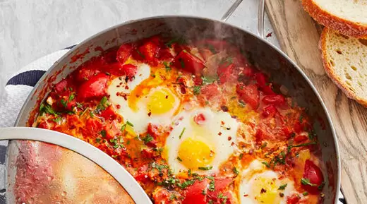 Shakshouka dish sa usa ka pan sa stove