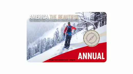 Ang U.S. National Parks nagpasa sa gift card nga adunay skier sa atubangan