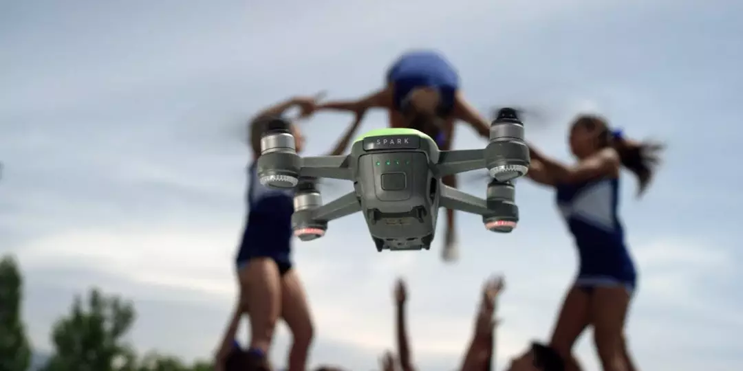 DJI kuulutab välja pisikese uue sädedrooni