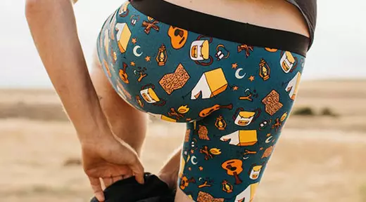 आदमी MeUndies पहने हुए