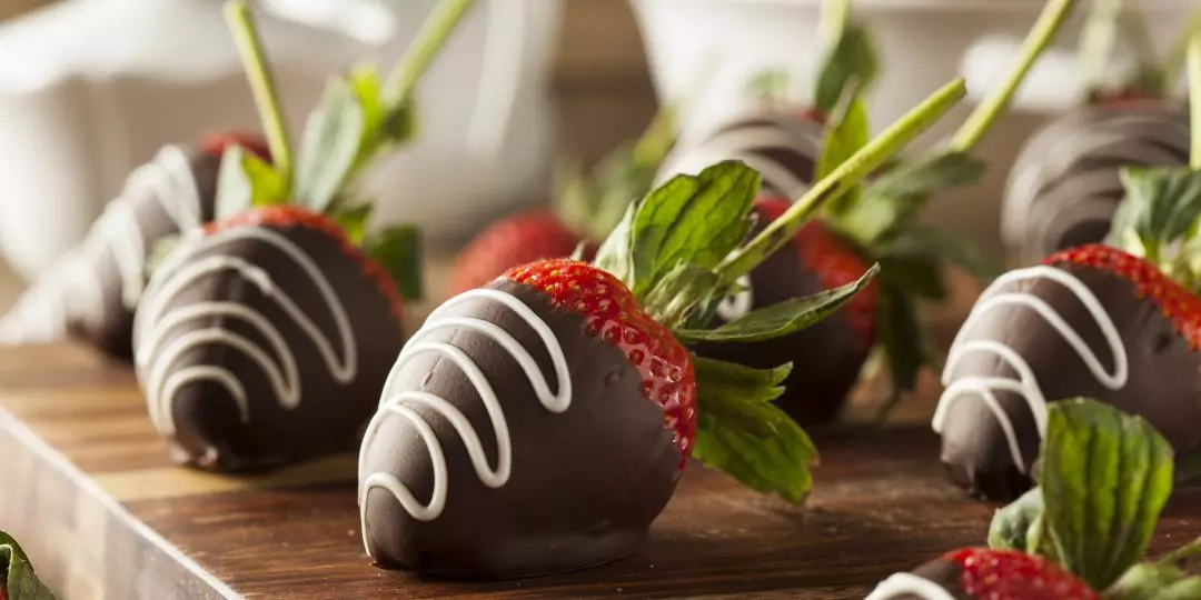 Paano Gumawa ng Chocolate-Covered Strawberries