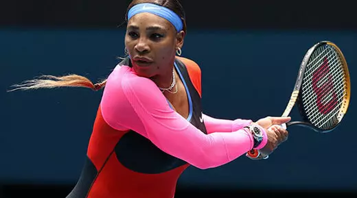 Serena Williams joacă un revers în prima zi a ei de simplu feminin de la Australian Open 2021 la Melbourne Park pe 08 februarie 2021