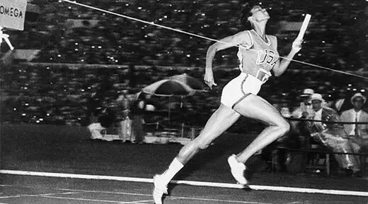 アメリカ人のウィルマ・ルドルフは、1960年のローマオリンピックで、女子400メートルリレーで優勝するためにフィニッシュラインを通過しました。