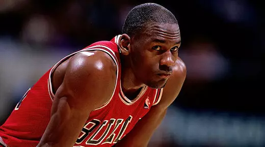 Michael Jordan numărul 23 de la Chicago Bulls se uită în timpul unui meci NBA.