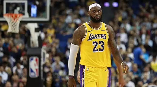 LeBron James #23 ti Los Angeles Lakers fesi lakoko ere preseason kan si Brooklyn Nets gẹgẹbi apakan ti 2019 NBA Global Games China ni Mercedes-Benz Arena ni Oṣu Kẹwa Ọjọ 10, Ọdun 2019 ni Shanghai, China.