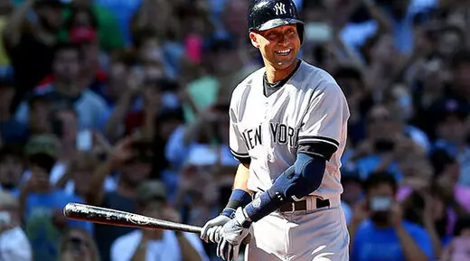 Derek Jeter č. 2 z netopierov New York Yankees proti Boston Red Sox v prvej smene počas posledného zápasu sezóny vo Fenway Parku 28. septembra 2014 v Bostone, Massachusetts.