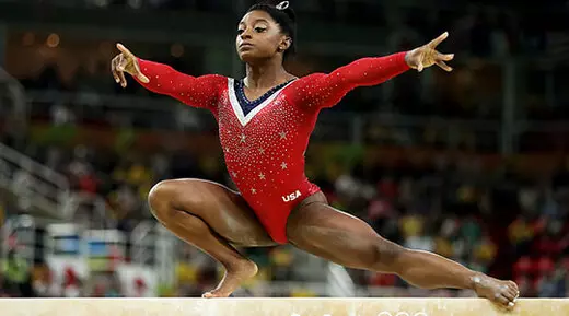 Simone Biles din Statele Unite concurează în finala Balance Beam în ziua 10 a Jocurilor Olimpice de la Rio 2016, la Rio Olympic Arena, pe 15 august 2016, la Rio de Janeiro, Brazilia.