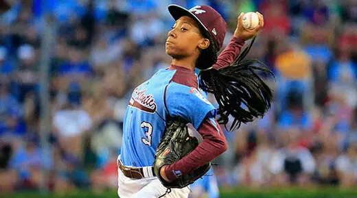 Mo'ne Davis # 3 ti Pennsylvania awọn ipolowo si Nevada batter lakoko inning akọkọ ti ere pipin Amẹrika ni Little League World Series