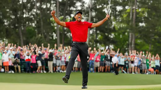 Tiger Woods fra USA feirer etter å ha senket putten sin på 18. green for å vinne under siste runde av Masters på Augusta National Golf Club 14. april 2019 i Augusta, Georgia.