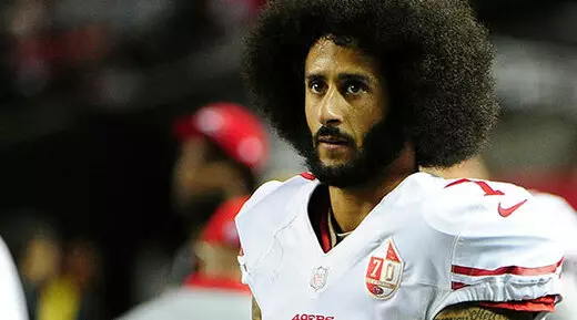 San-Fransisko 49ersning 7-raqamli Kolin Kaepernik ikkinchi bo'limda Atlanta Falconsga qarshi 2016-yil 18-dekabrda Jorjiya shtatining Atlanta shahridagi Jorjiya gumbazida chetdan qaraydi.