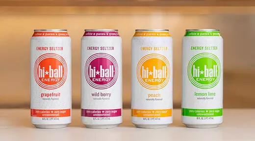 Hiball Energy Seltzer în fața fundalului de lemn