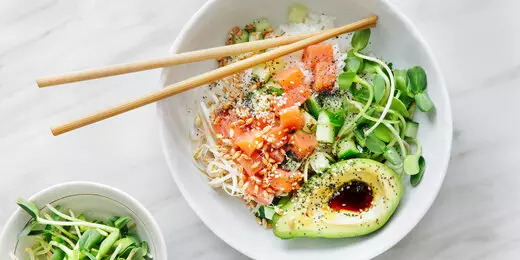 Poke bowls ກັບ ponzu dressing ສຸດ countertop ສີ ຂາວ