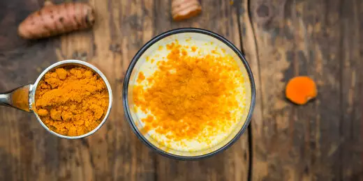 Curcuma Lassi iyo malqacad turmeric ah oo ku yaal asalka alwaax