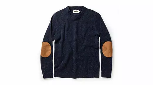 I-Cashmere Ehlukile ye-Taylor Stitch Hardtack Sweater e-navy donegal enamapeshi endololwane ansundu kungemuva elimhlophe