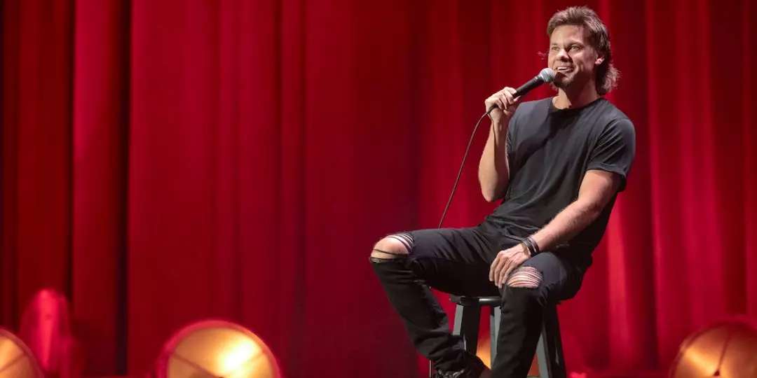 Comedian Theo Von dị njikere ma dị njikere ịmalite