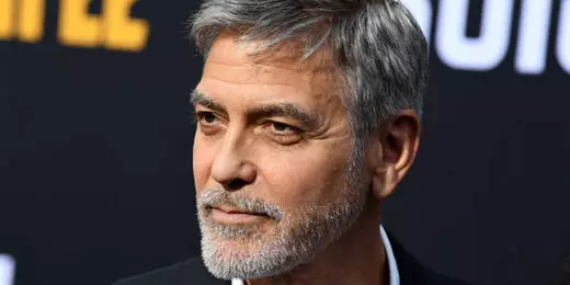 Den George Clooney ass bei der US Première vum Hulu's