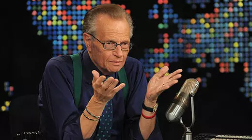 Larry King sọrọ lakoko Larry King Live ni ọdun 2010