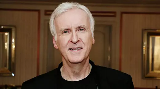 James Cameron klädd i svart kostym