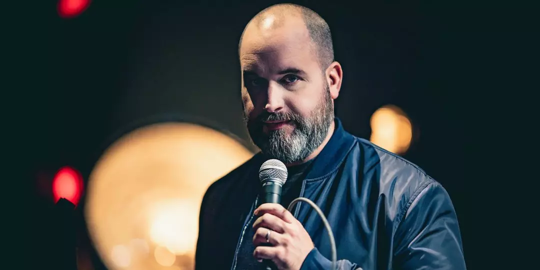 Komik Tom Segura zastanawia się, czy udałoby mu się przesunąć palcem po aplikacji randkowej