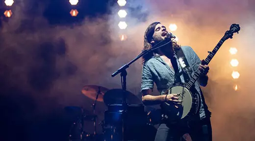 Banĝludanto Winston Marshall rezultas vive sur scenejo dum Ohana Festivalo ĉe Doheny State Beach