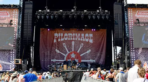 Shovels & Rope taldeko Cary Ann Hearst eta Michael Trent Pilgrimage Music & Cultural Festival jaialdian aritzen dira.