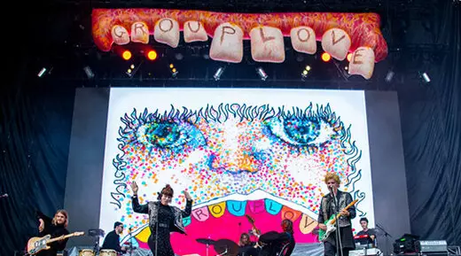 Hannah Hooper (L) kaj Christian Zucconi de Grouplove rezultas dum tago 3 el Shaky Knees Music Festival