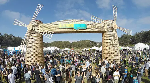 Golden Gate Parkeko 2014ko Outside Lands Musika eta Arteen Jaialdiaren 1. egunean giroaren ikuspegi orokorra