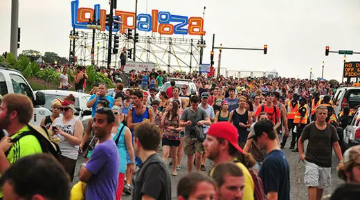 Mae cefnogwyr yn cael eu gwacáu o barc Grant oherwydd storm yn agosáu yn ystod 2012 Lollapalooza