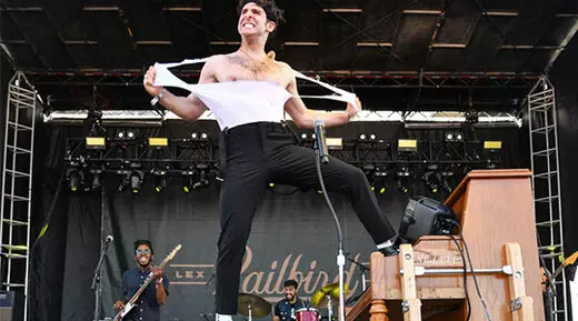 Ο Adam Weiner του Low Cut Connie παίζει κατά τη διάρκεια του 2019 Railbird Festival