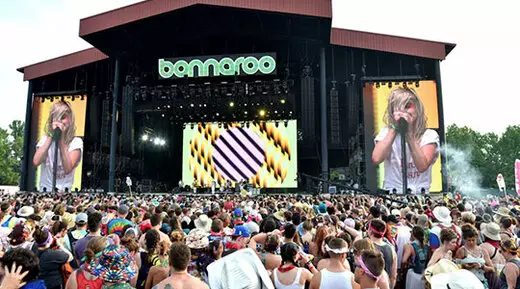 Paramore, 2018 Bonnaroo Sanat ve Müzik Festivali'nin 2. gününde What Stage'de sahne aldı