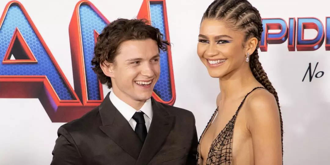 Moetsi oa 'Spider-Man' o Lekile ho Emisa Kamano ea Tom Holland le ea Zendaya ea Blossoming Romantic.