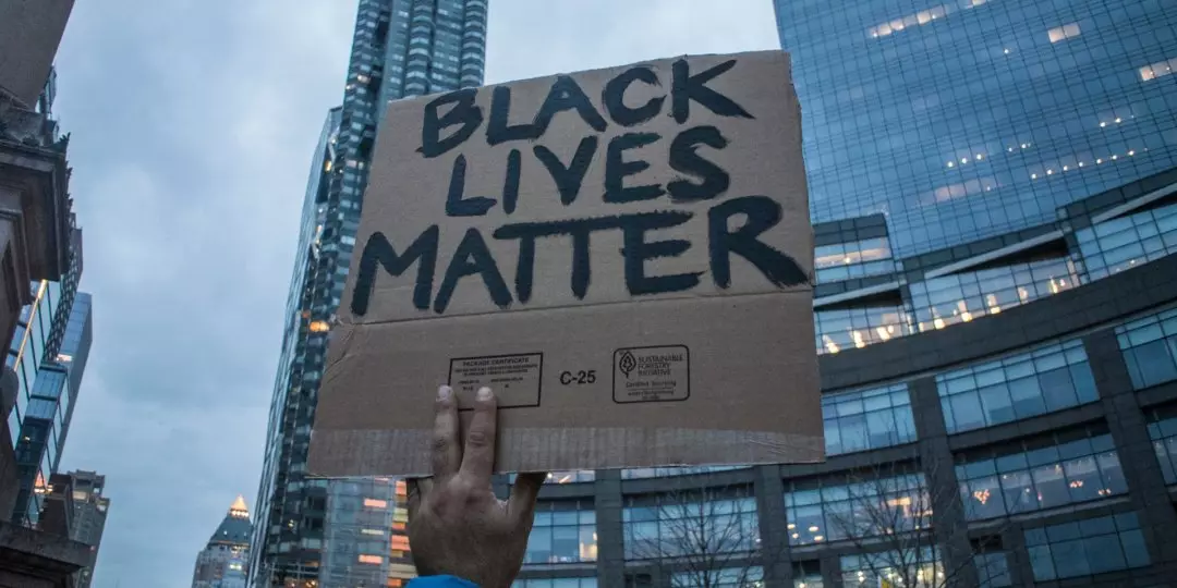 Com ajudar a la causa Black Lives Matter mitjançant donacions, educació i reforma política