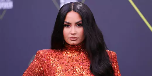 အဆိုတော် Demi Lovato သည် လိမ္မော်ရောင်ဝတ်စုံကို ၀တ်ဆင်ထားသည်။