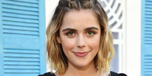 Näyttelijä Kiernan Shipka, jolla on vaaleat kiharat hiukset