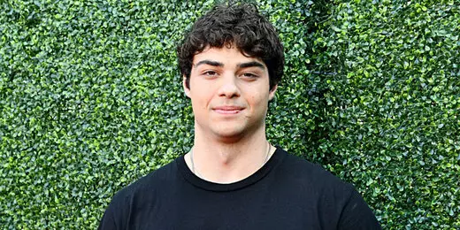 မင်းသား Noah Centineo