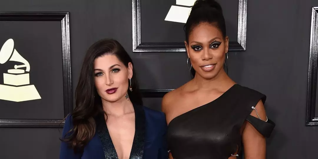 Hinge rịọrọ mgbaghara maka igbochi ndị na-eme ihe nkiri transgender Laverne Cox na trace Lysette sitere na ngwa.