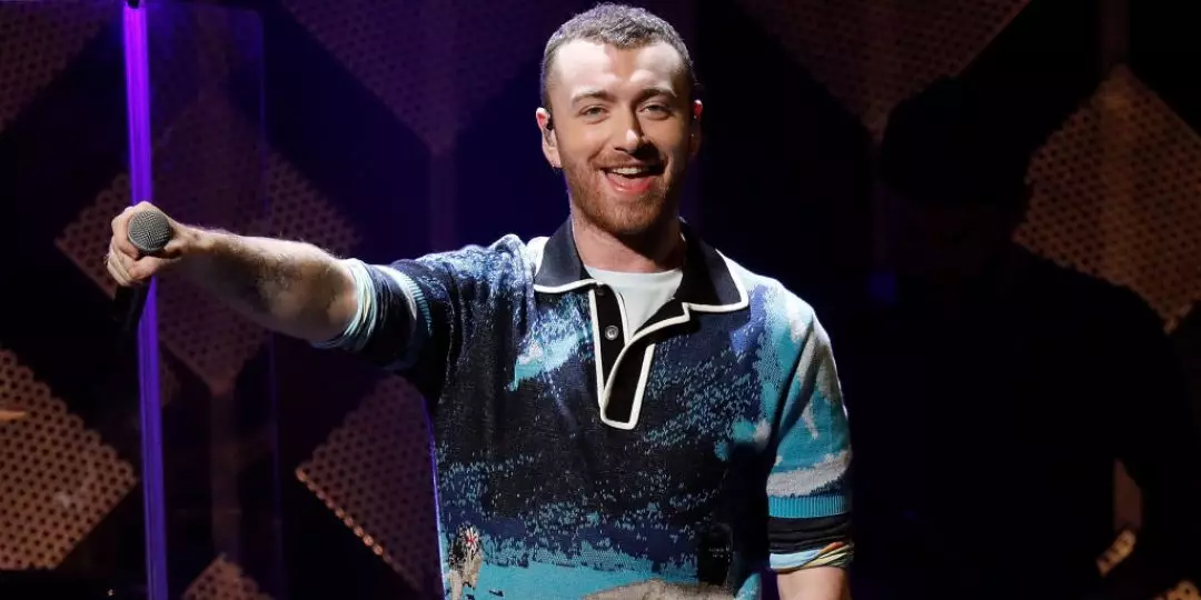 El icónico cantante/compositor Sam Smith no puede tomar un descanso, es expulsado de Bisagra