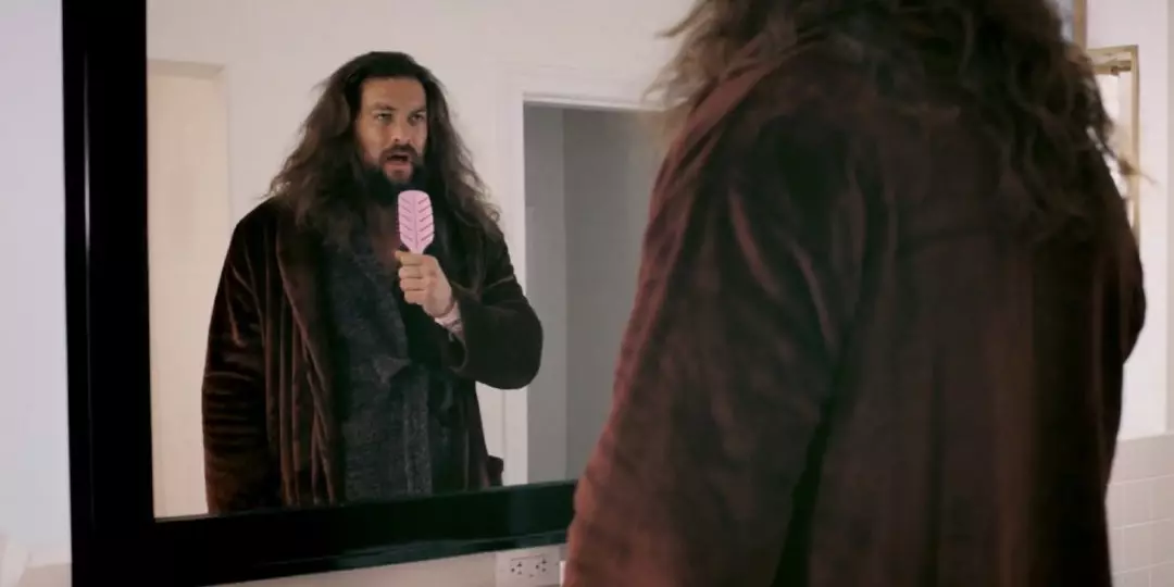 Jason Momoa canta en un WetBrush rosa para el anuncio del Super Bowl de Quicken Loans