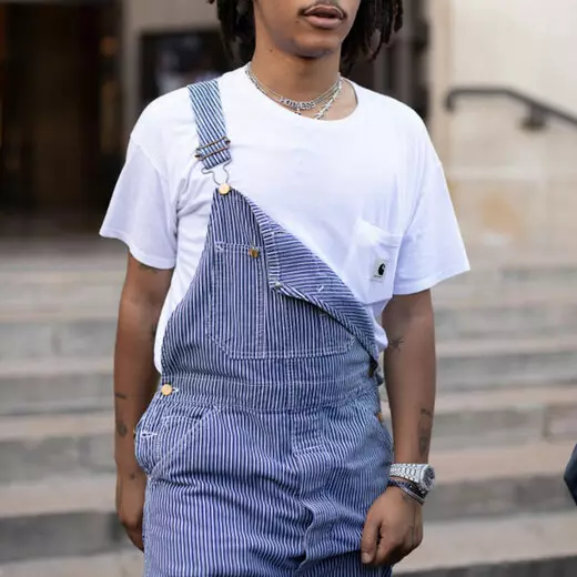 Ang modelo nga si Luka Sabbat nga nagsul-ob og asul nga striped suspender.