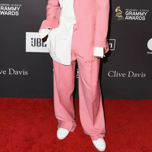 Rapper Asap Rocky trägt eine rosa Hose mit weitem Bein.