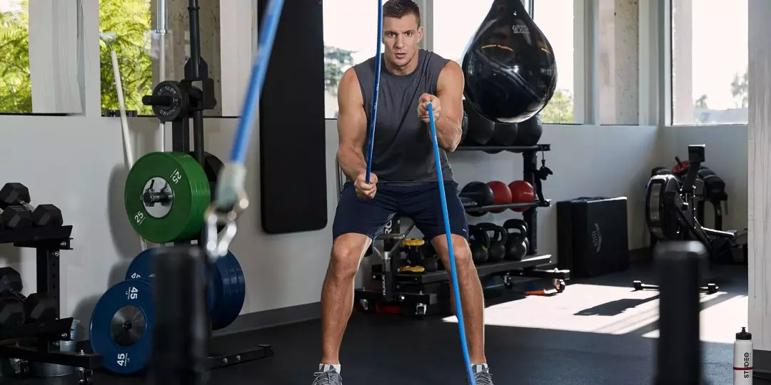 Nakipagtulungan si Rob Gronkowski ng NFL sa Amazon Sports para Ibahagi ang Kanyang Paboritong Workout Equipment