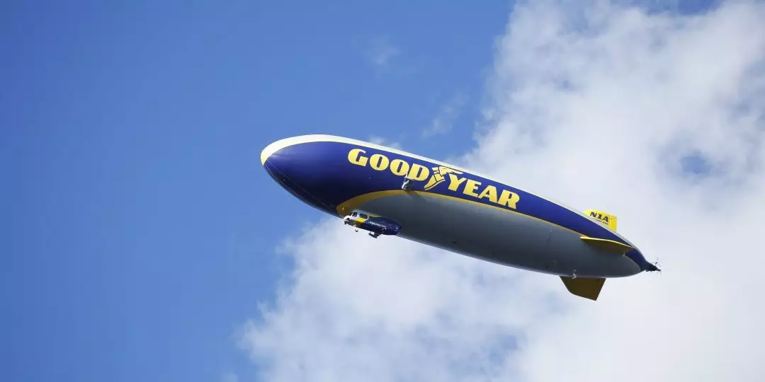 E mafai ona e Airbnb le Fa'ailoga Goodyear Blimp Mulimuli ane i le Masina Lenei