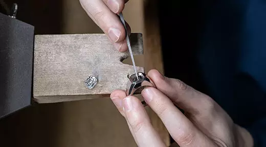 Tiffany and Co 戒指正在制作中