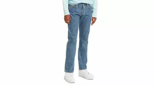 Levi's 501 Original Fit praka bakeroak janzten dituen gizona oinetako zuriekin