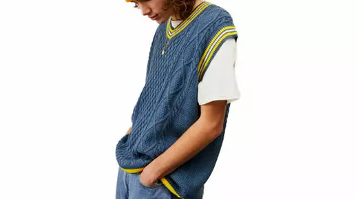 Tus txiv neej hnav xiav UO V-Neck Sweater Vest nrog ris ntauv txhav thiab lub tsho dawb